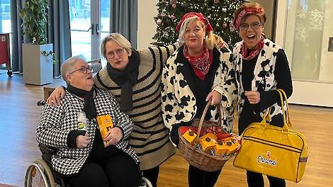 Fotoserie: Boerinnen uit de Achterhoek verrassen ouderen en jongeren met chocolademelk | Vee-en ...